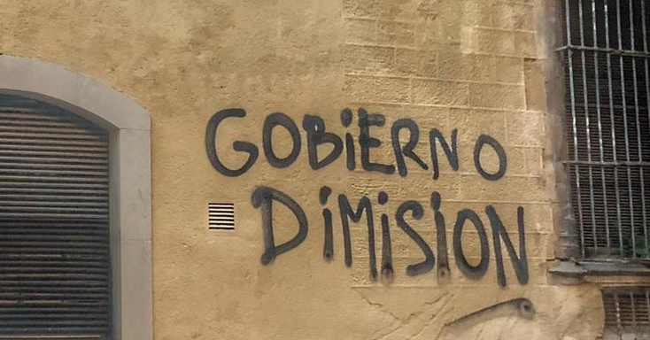 Primeras pintadas en Barcelona pidiendo la dimisión del Gobierno